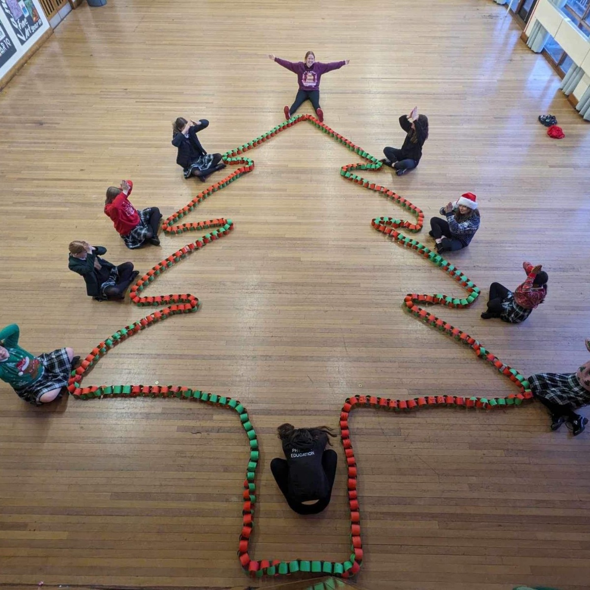 Kesteven & Sleaford High School - Festive peace chain